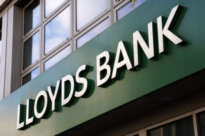 Lloyds Bank warns 'all' customers born between 1990 and 1999 Lloyds Bank warns 'all' customers born between 1990 and 1999