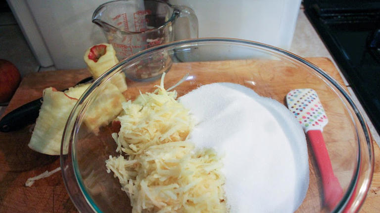 Melissa's Apple Cake Recipe Has Simple Ingredients And Doesn't Require ...