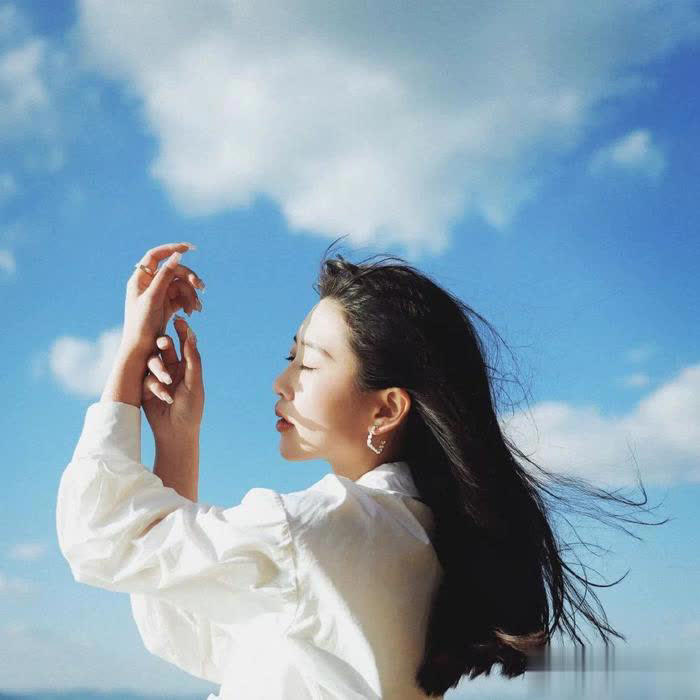 揭秘拍照达人必备技巧：这些姿势让你拍出经典美照，轻松应对各种题材！