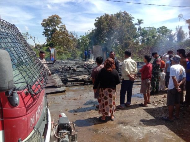 Satu Unit Rumah di Sidikalang Ludes Terbakar Satu Unit Rumah di Sidikalang Ludes Terbakar