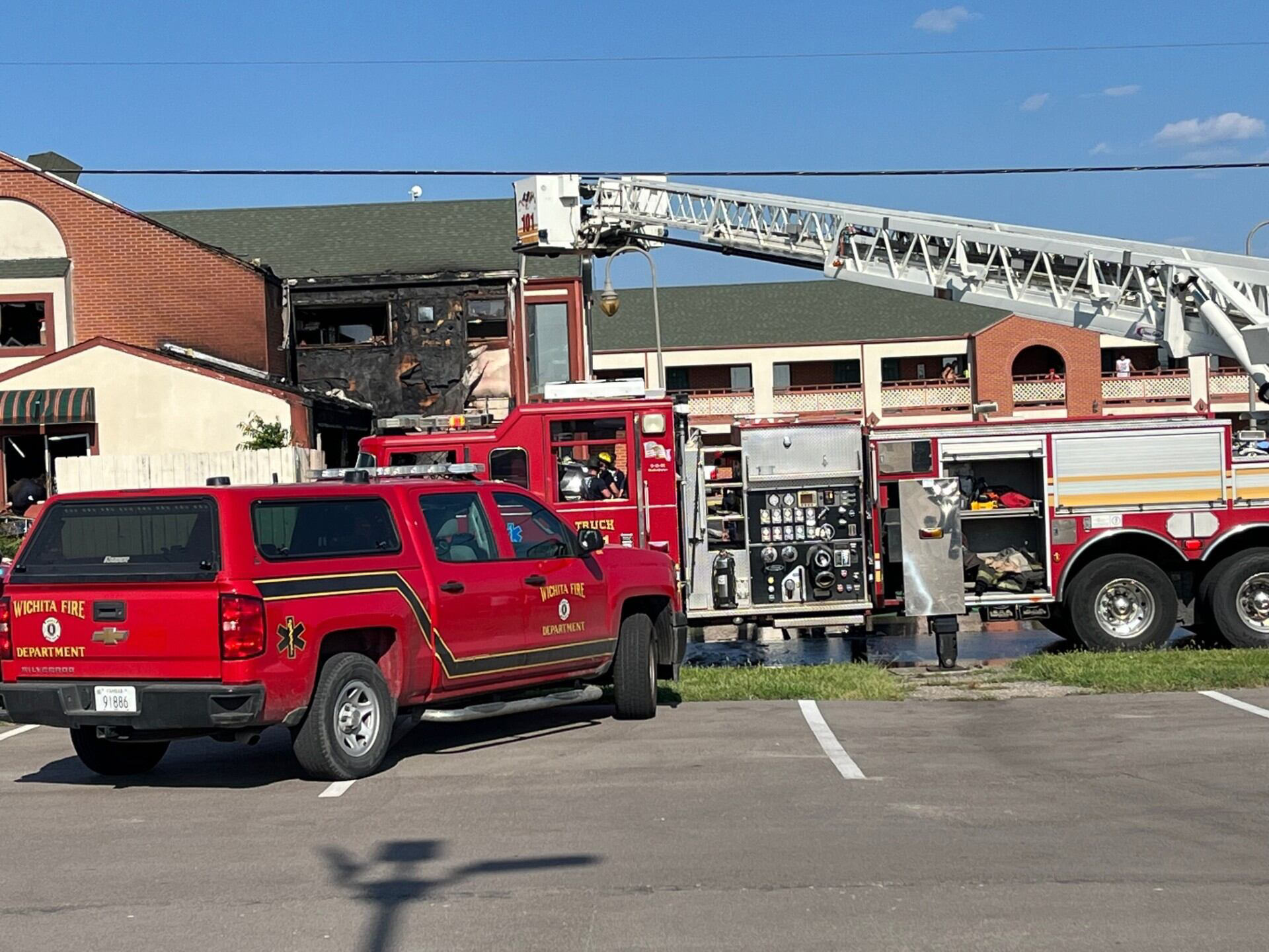 Crews battle fire at west Wichita hotel Crews battle fire at west Wichita hotel