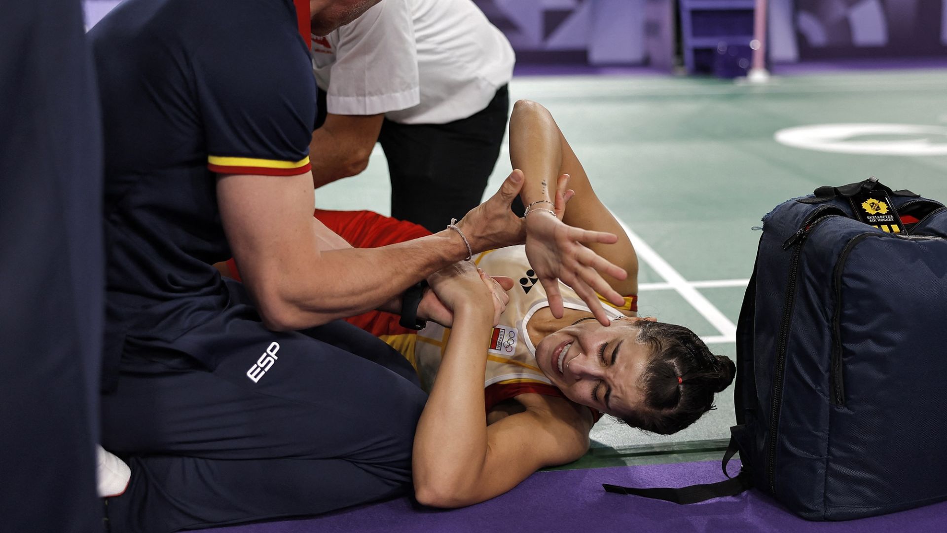 Ze bezeert zichzelf en barst wanhopig in tranen uit: droom weg op de ...