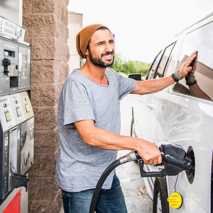 Bad gas pump habits that cost you hundreds each year