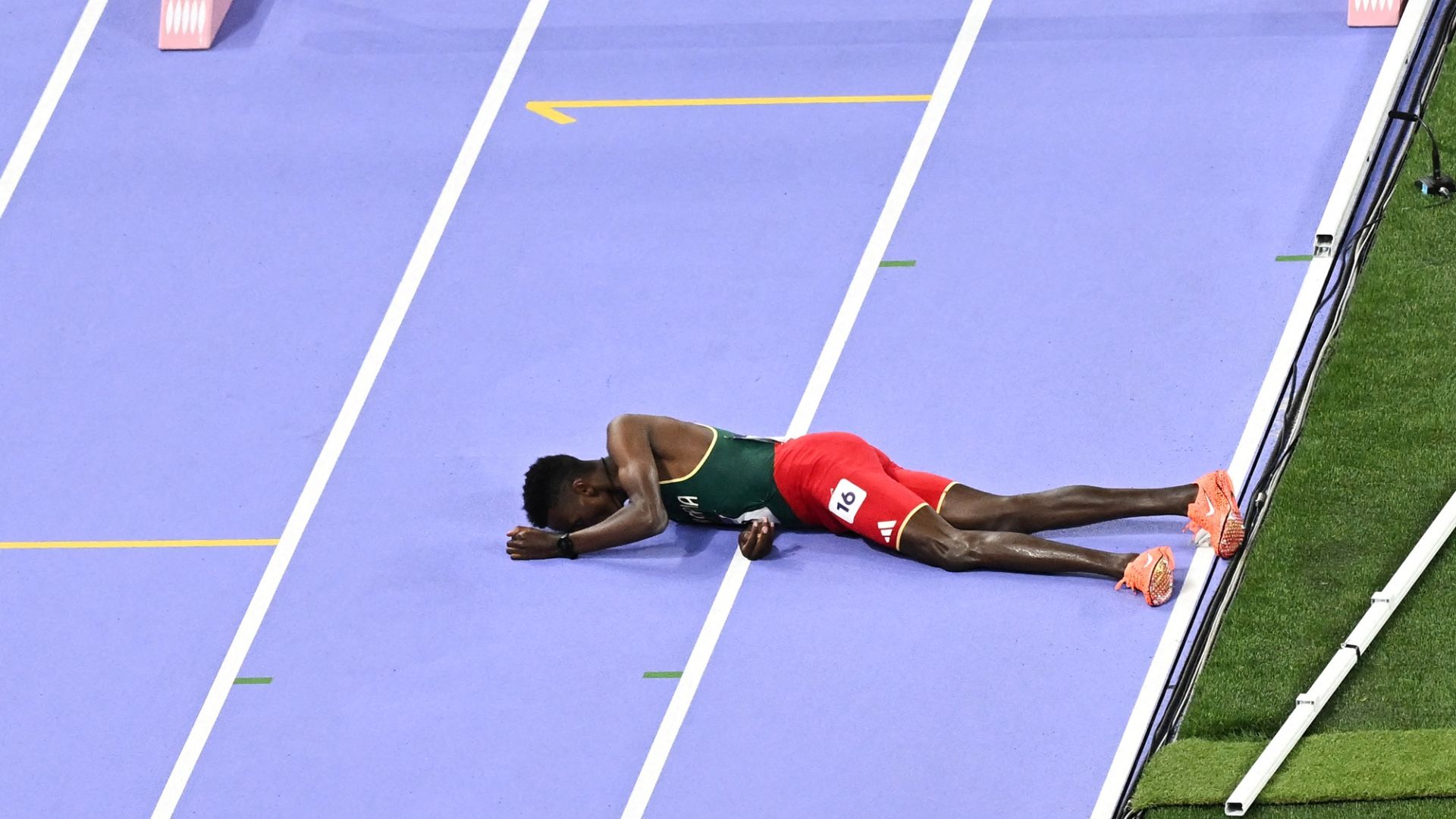 Atleet zakt in elkaar op de baan: foto's van het verschrikkelijke ...