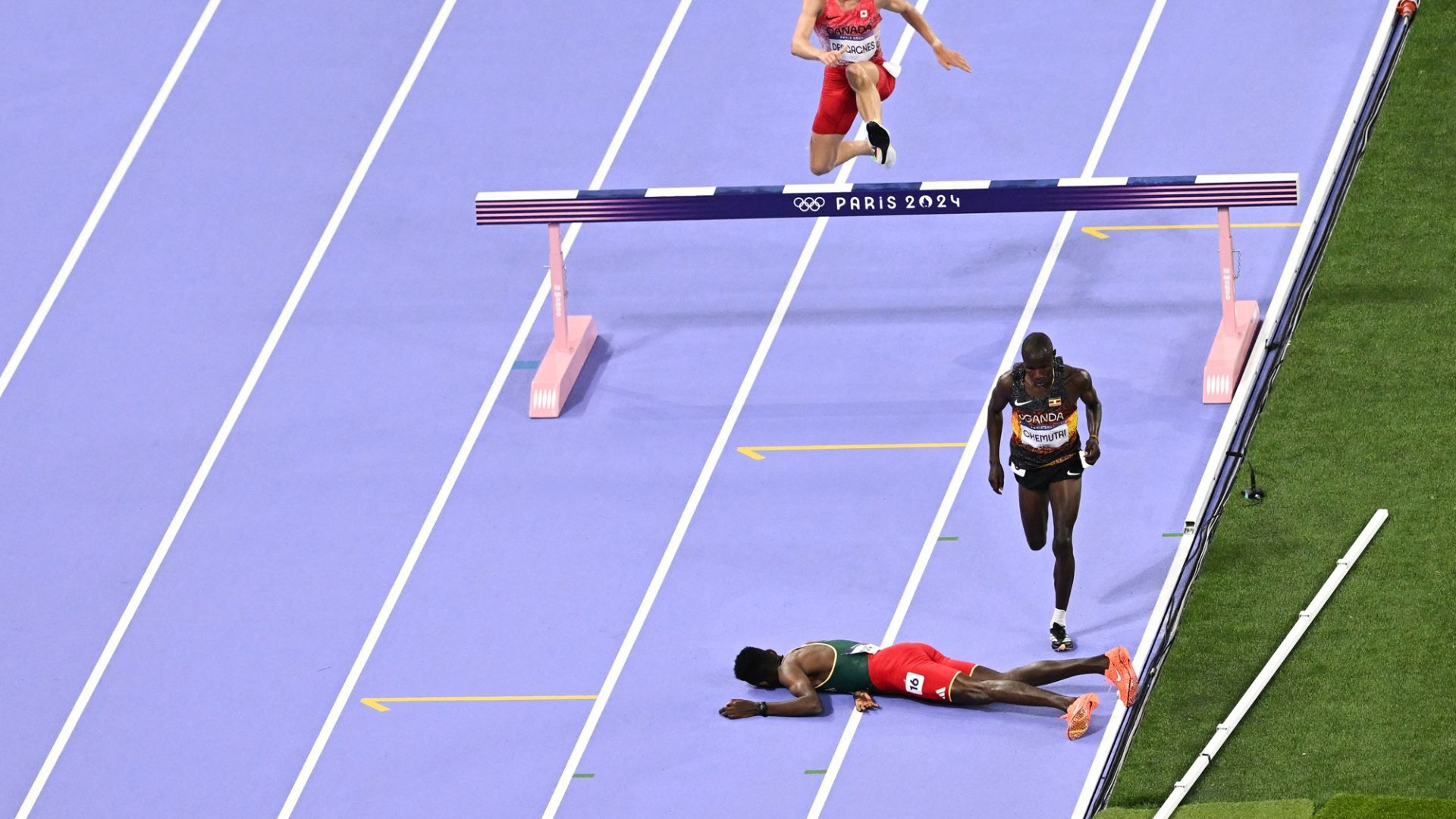 Atleet zakt in elkaar op de baan: foto's van het verschrikkelijke ...