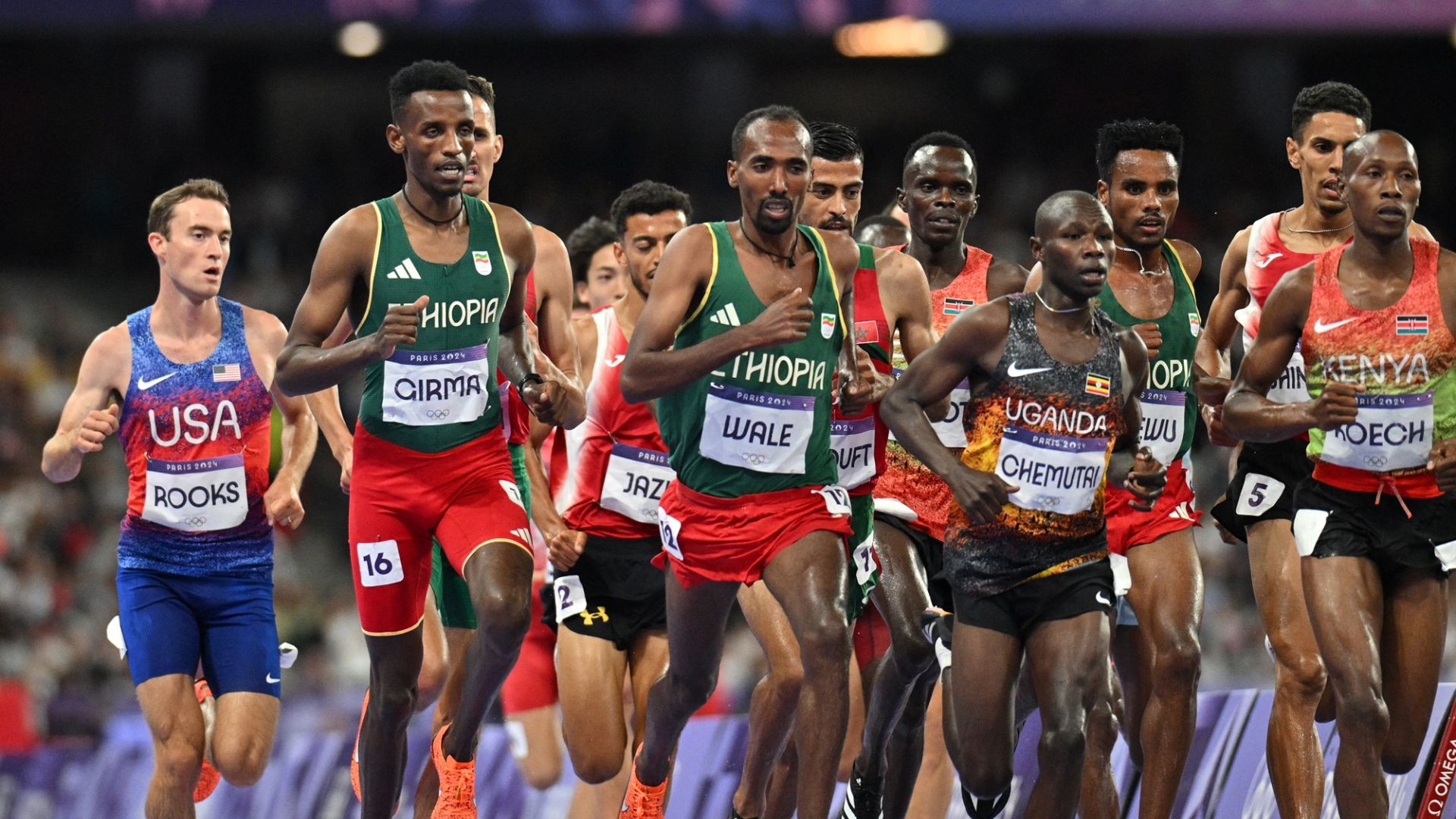 Atleet zakt in elkaar op de baan: foto's van het verschrikkelijke ...