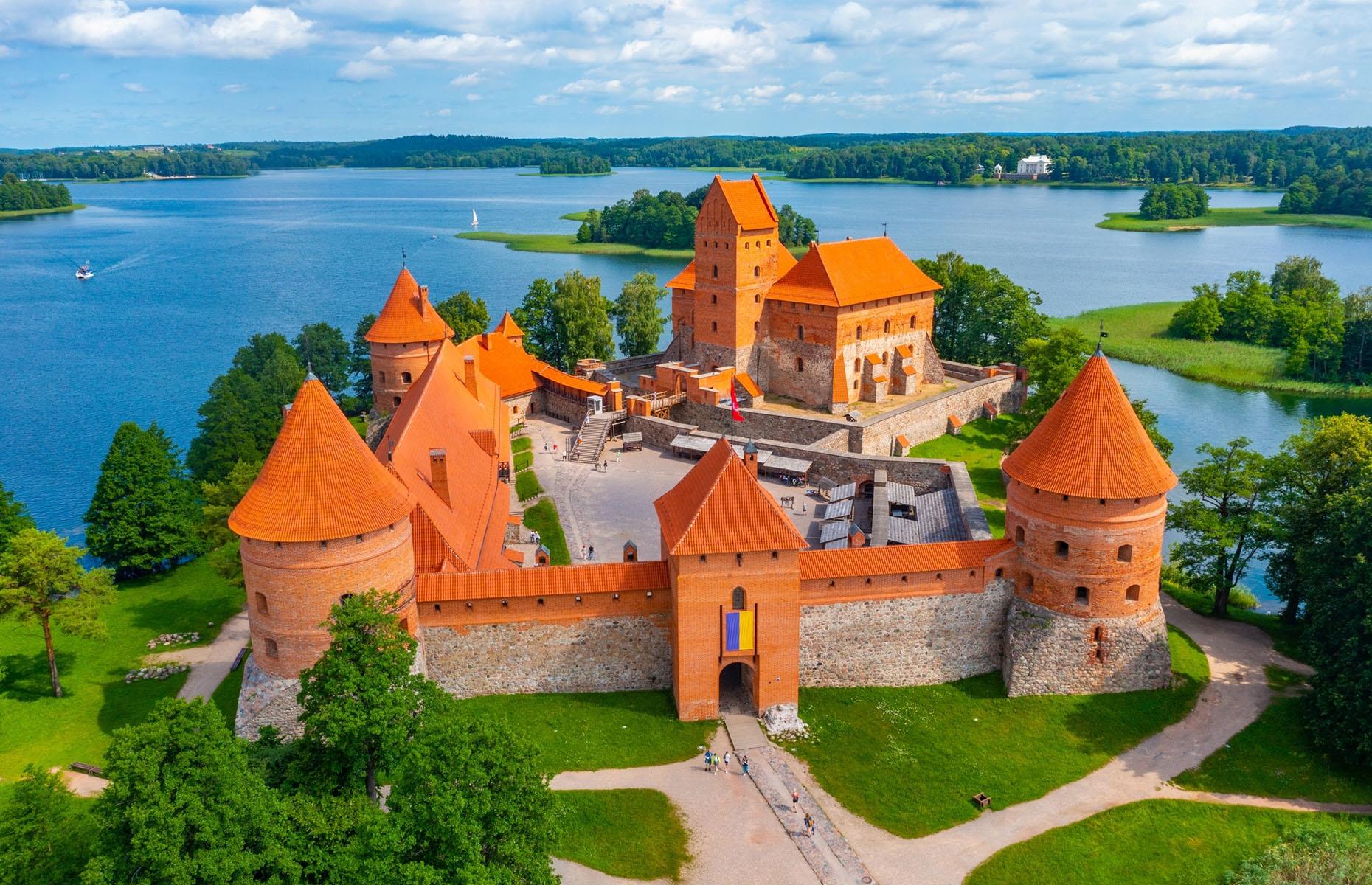 The world's 30 most beautiful castles ranked