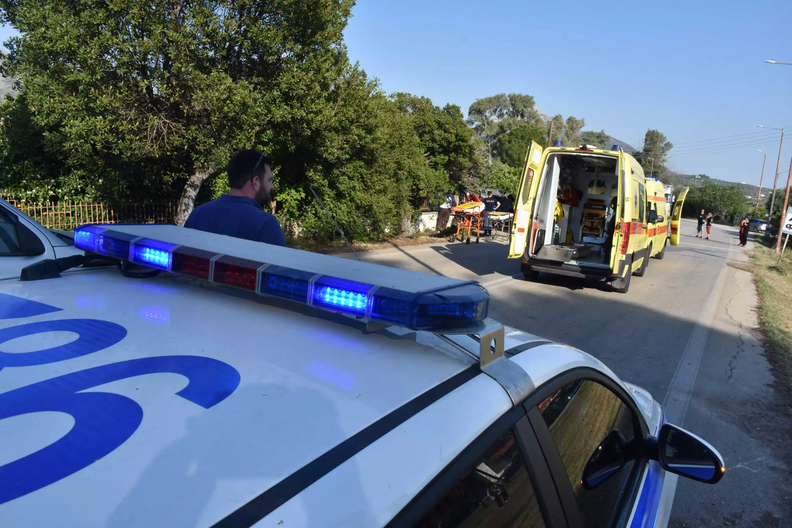 Δυτική Αχαΐα: Εκσκαφέας εμβόλισε αυτοκίνητο, εγκλωβισμός ατόμων