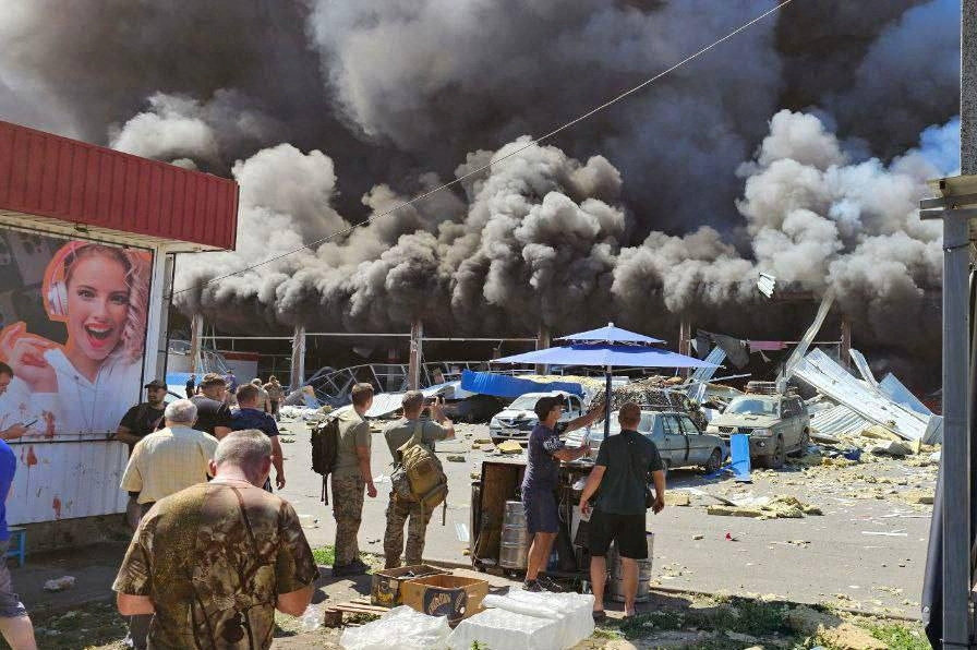 Fire personer er dræbt i et angreb på ukrainsk supermarked Fire personer er dræbt i et angreb på ukrainsk supermarked
