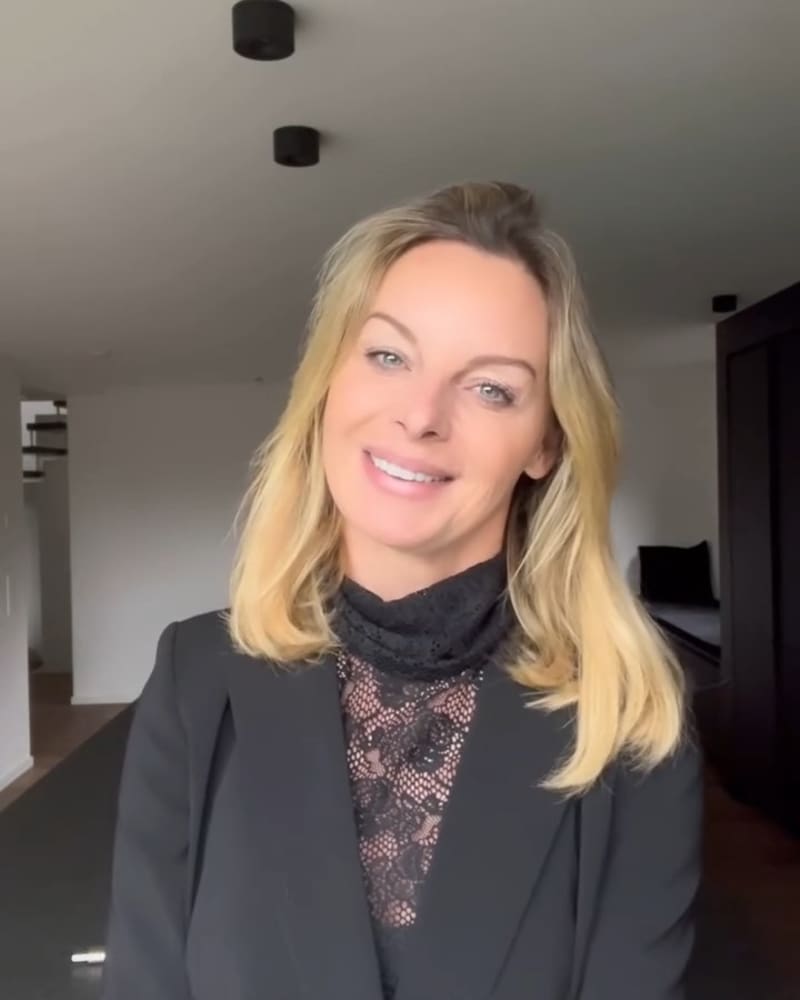 Sinnliche Rückenansicht - hier wird Susanne Steigers Schmuck zur Nebensache