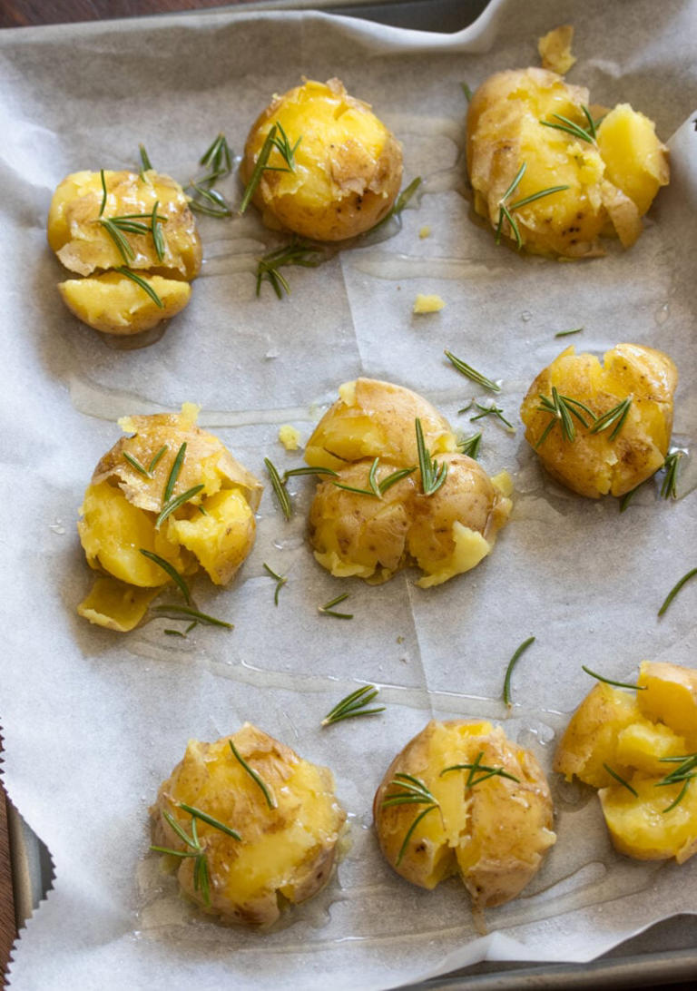 Easy, Delicious & Crispy Smashed Potatoes