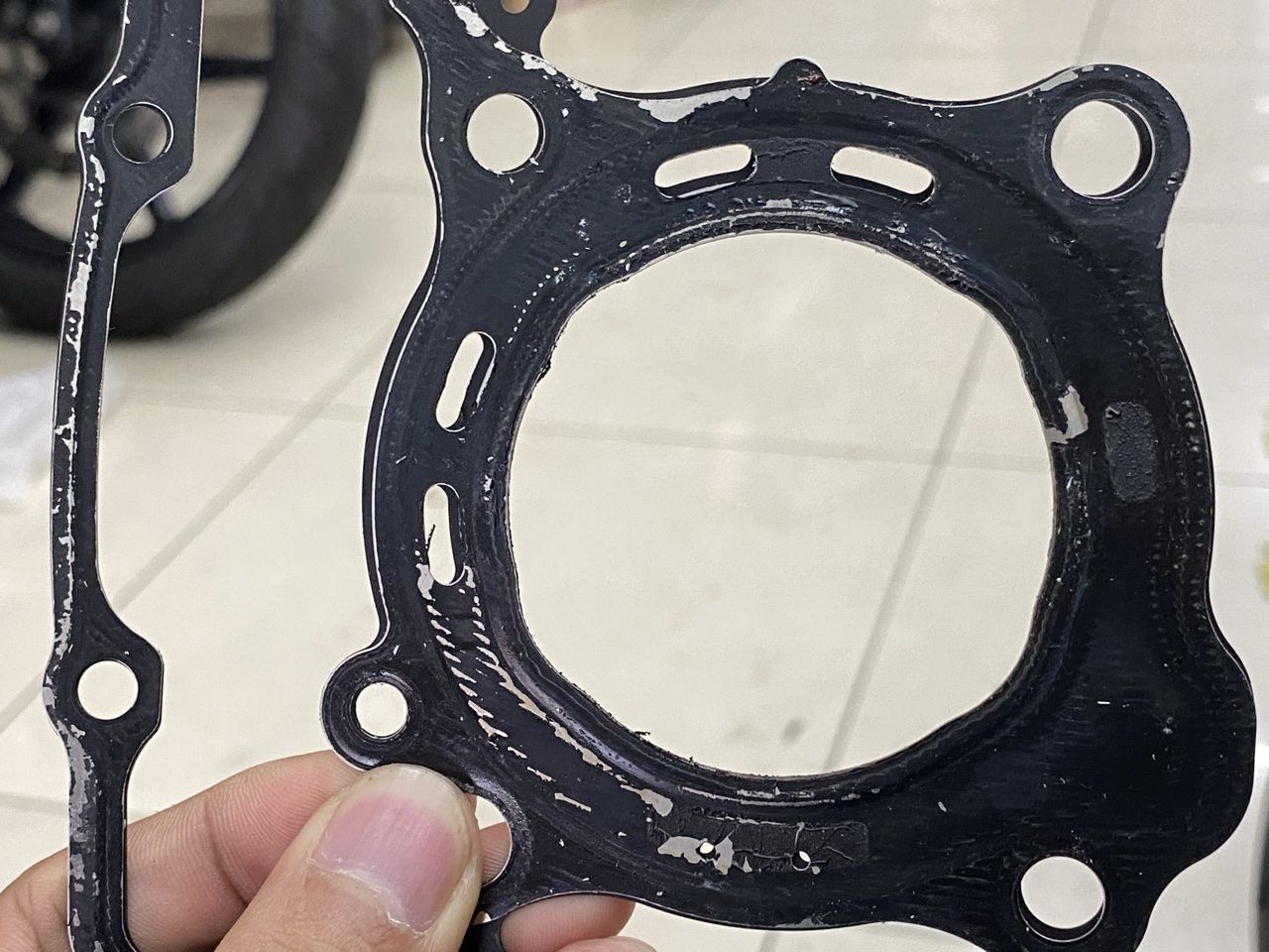 Motor Distarter Cairan Hijau Nyemprot ke Muka, Komponen Tipis Jadi ...