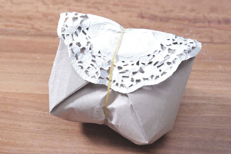 Cara Membungkus Makanan Dengan Kertas Nasi Supaya Hasilnya Rapi dan Cantik Cara Membungkus Makanan Dengan Kertas Nasi Supaya Hasilnya Rapi dan Cantik