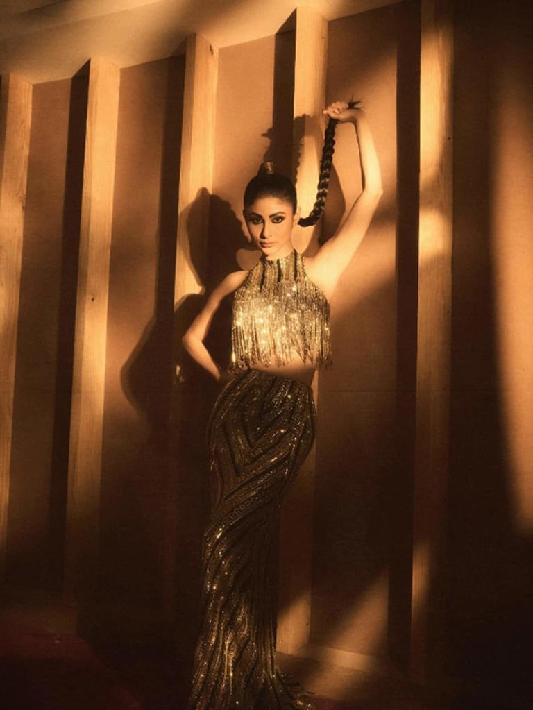 Hotness Alert! Mouni Roy looks sexy in gold-sequined dress; check out ... Hotness Alert! Mouni Roy looks sexy in gold-sequined dress; check out ...