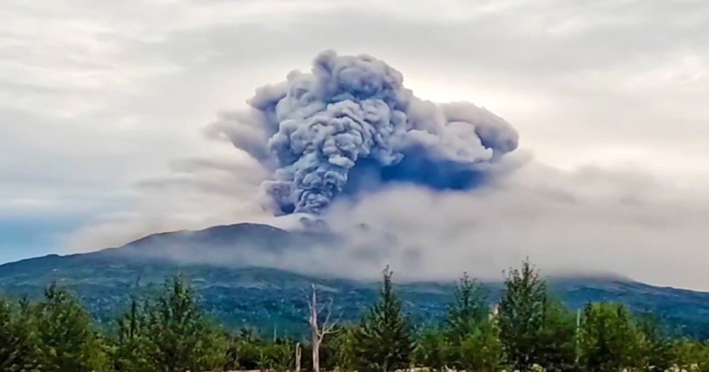Volcano erupts after 7.0-magnitude earthquake, triggering ‘code-red ... Volcano erupts after 7.0-magnitude earthquake, triggering ‘code-red ...