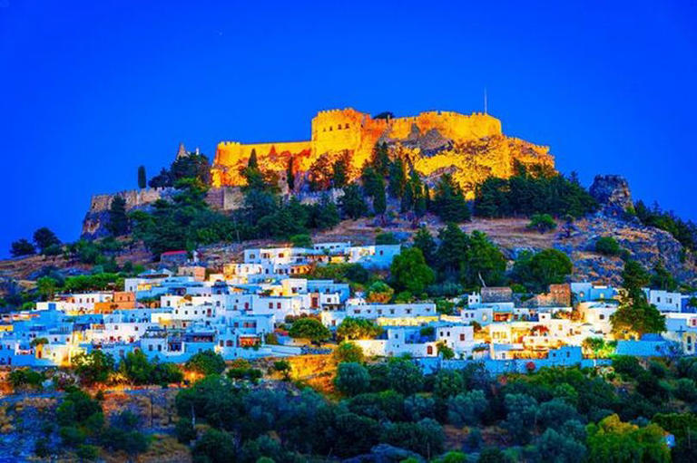 Beautiful Greek island that was popular hotspot is begging tourists to ...