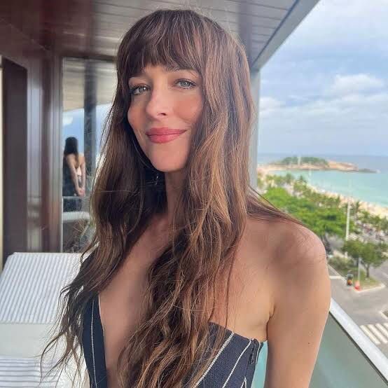 Equipe de Dakota Johnson nega fim de relacionamento da atriz com Chris ... Equipe de Dakota Johnson nega fim de relacionamento da atriz com Chris ...