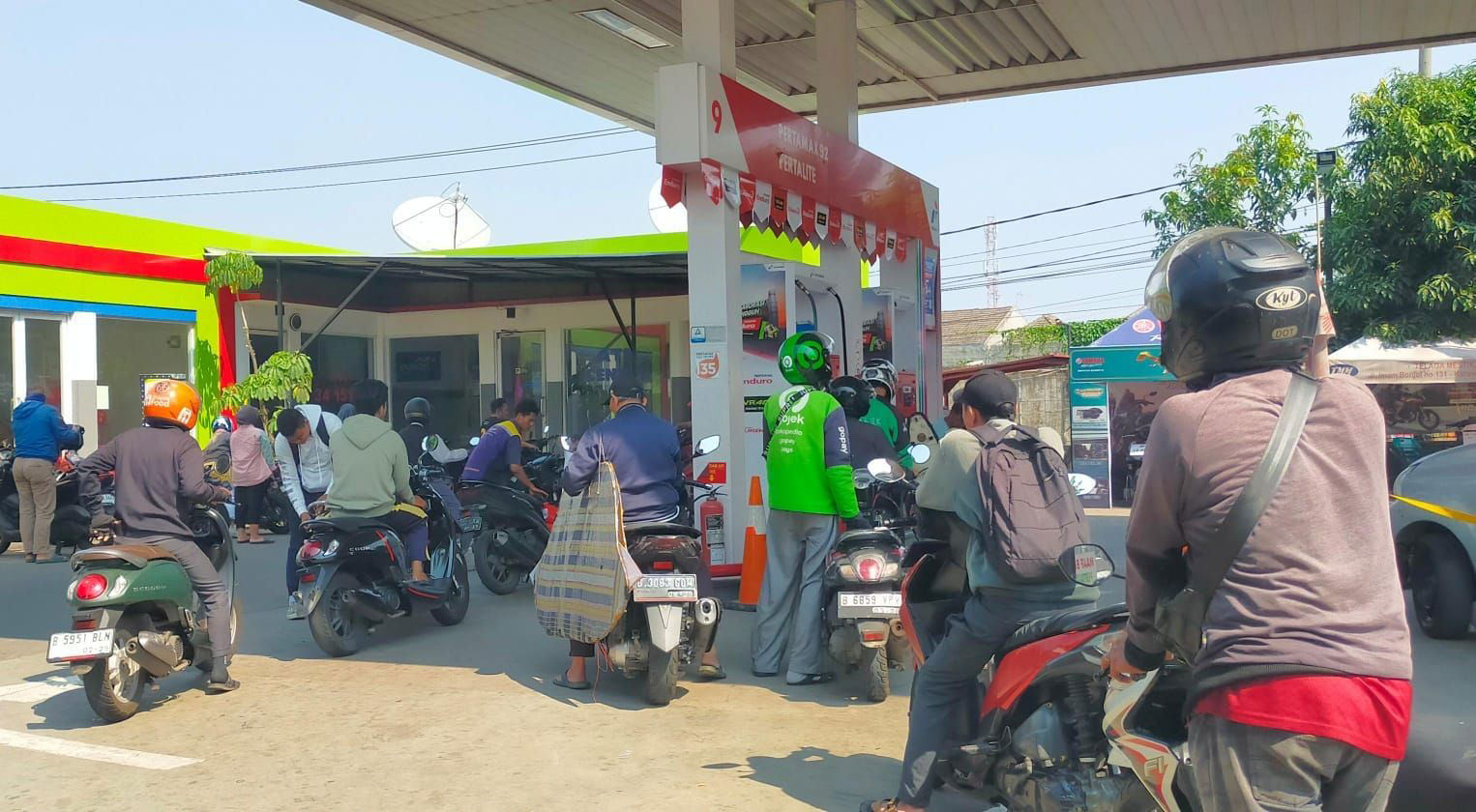 Harga BBM Turun di SPBU Pertamina Setiap Hari Jumat Jam 15.00 s/d 20.00 ... Harga BBM Turun di SPBU Pertamina Setiap Hari Jumat Jam 15.00 s/d 20.00 ...