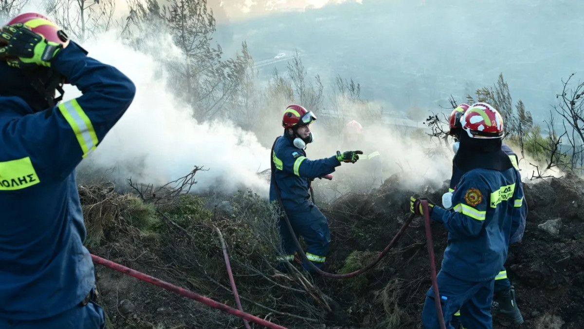 Μεγάλη φωτιά στο Ηράκλειο της Κρήτης - Εστάλη μήνυμα από το 112