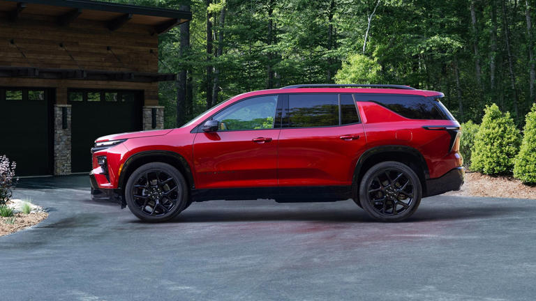 Back-to-Back Drive Comparison: 2025 Chevrolet Traverse vs. GMC Acadia