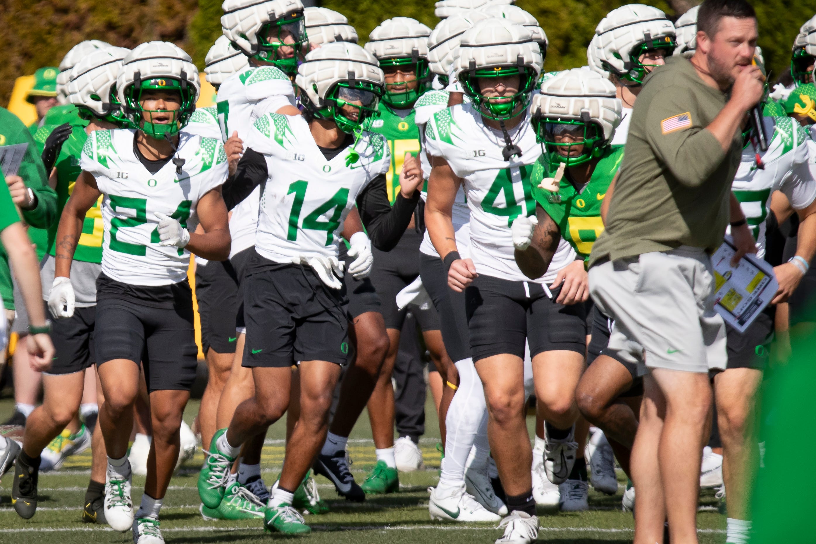 Oregon WR coach Ross Douglas adding to Duck's culture with energy, work ...