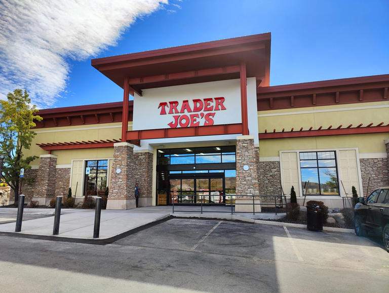 What grocery stores are open on New Year's Eve and New Year's Day in Reno?