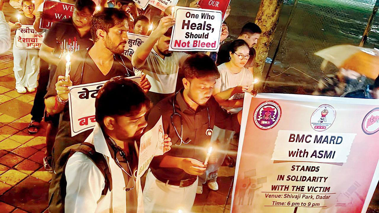 Mumbai: Sion hospital resident doctors intensify protests Mumbai: Sion hospital resident doctors intensify protests