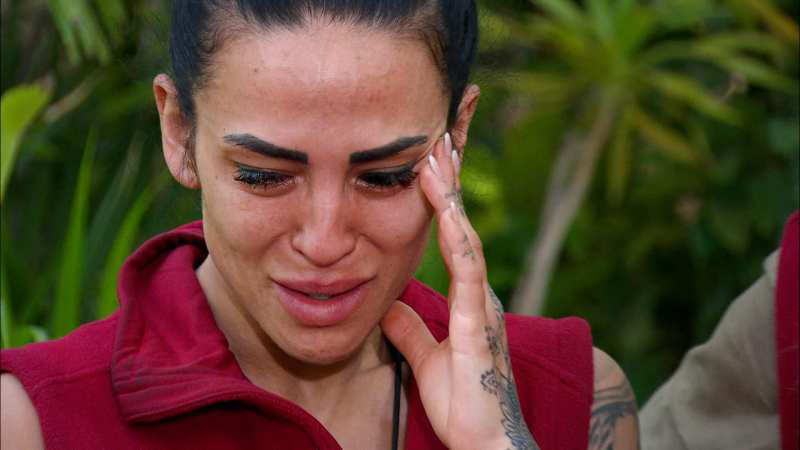 Elena Miras mit Panikattacke im Dschungelcamp – sie muss abbrechen Elena Miras mit Panikattacke im Dschungelcamp – sie muss abbrechen