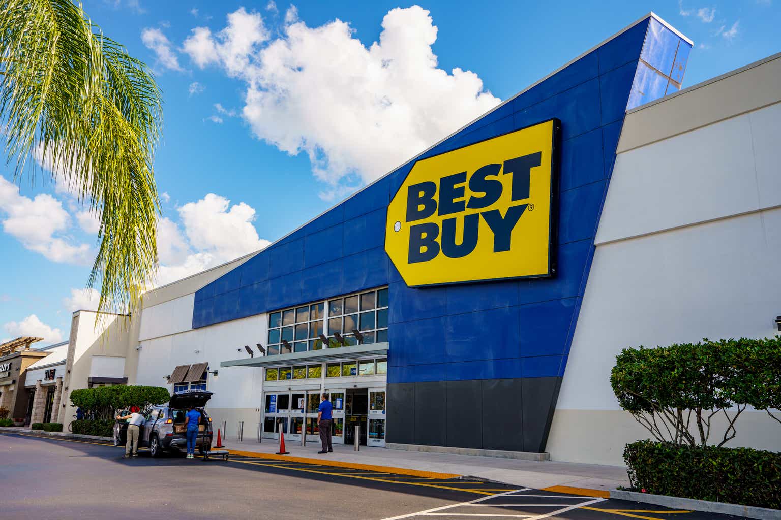 Best Buy shares pressured by year-over-year comparison, sluggish comp sales