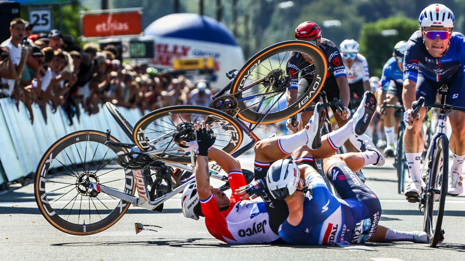 Gewaltiger Sturz, Fotos vom heftigen Zusammenstoß