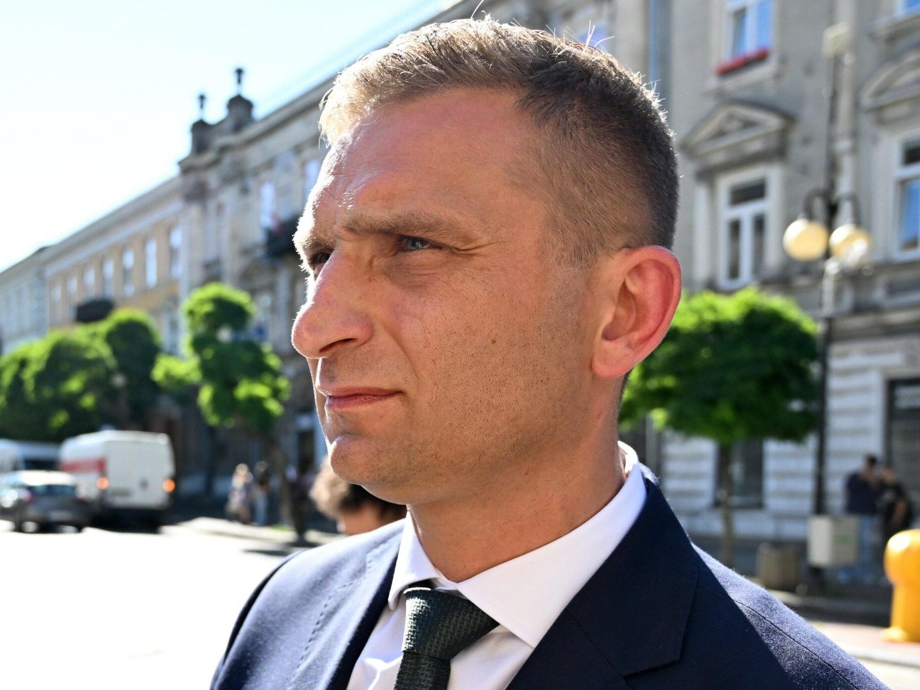 Komornik wszedł na konto Bąkiewicza. Pieniądze trafiły do "Babci Kasi"