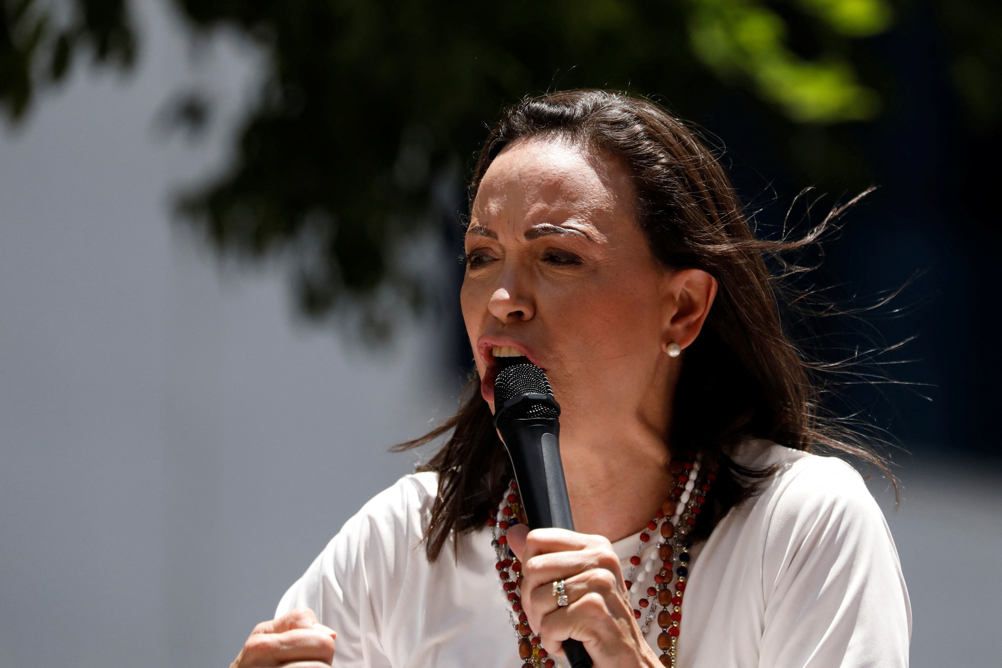 Machado hace llamamiento a militares y policías a “derribar el último ...