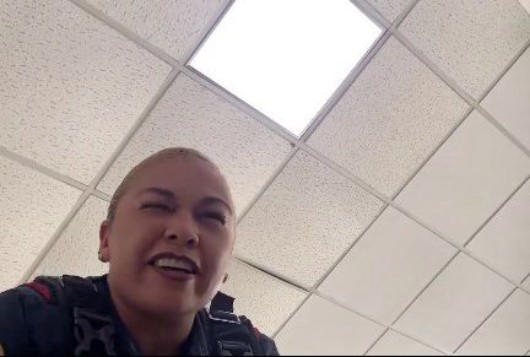 VIDEO: 'Te va a llevar al baño un ratito', intimida mujer policía de ... VIDEO: 'Te va a llevar al baño un ratito', intimida mujer policía de ...