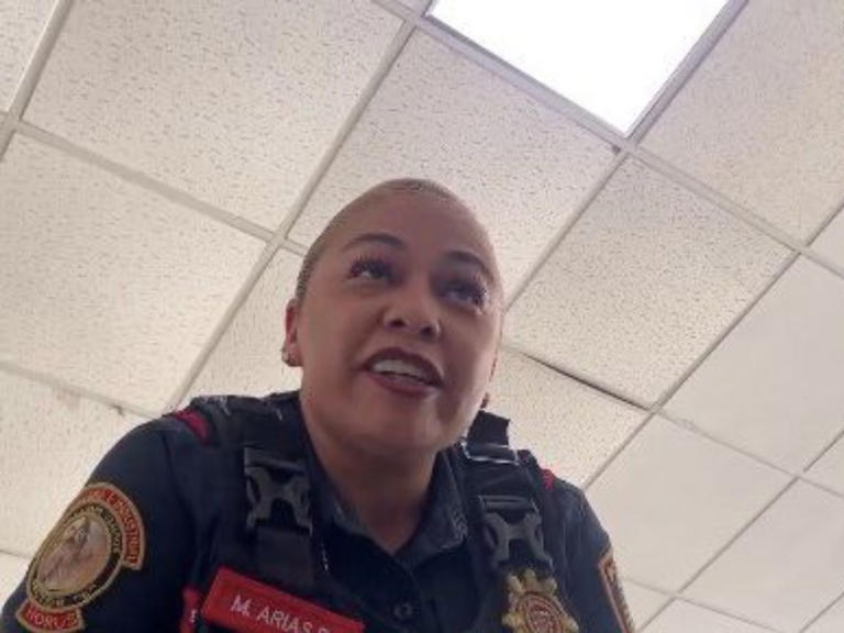 VIDEO: 'Te va a llevar al baño un ratito', intimida mujer policía de ... VIDEO: 'Te va a llevar al baño un ratito', intimida mujer policía de ...