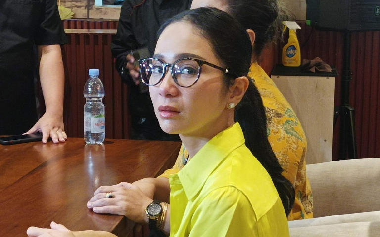 3 Berita Artis Terheboh: Bunga Zainal Tak Sabar, Frans Faisal Menangis 3 Berita Artis Terheboh: Bunga Zainal Tak Sabar, Frans Faisal Menangis
