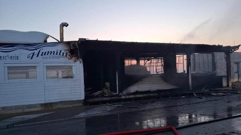 Salento, ancora fiamme nei locali della costa: brucia un ristorante a ... Salento, ancora fiamme nei locali della costa: brucia un ristorante a ...