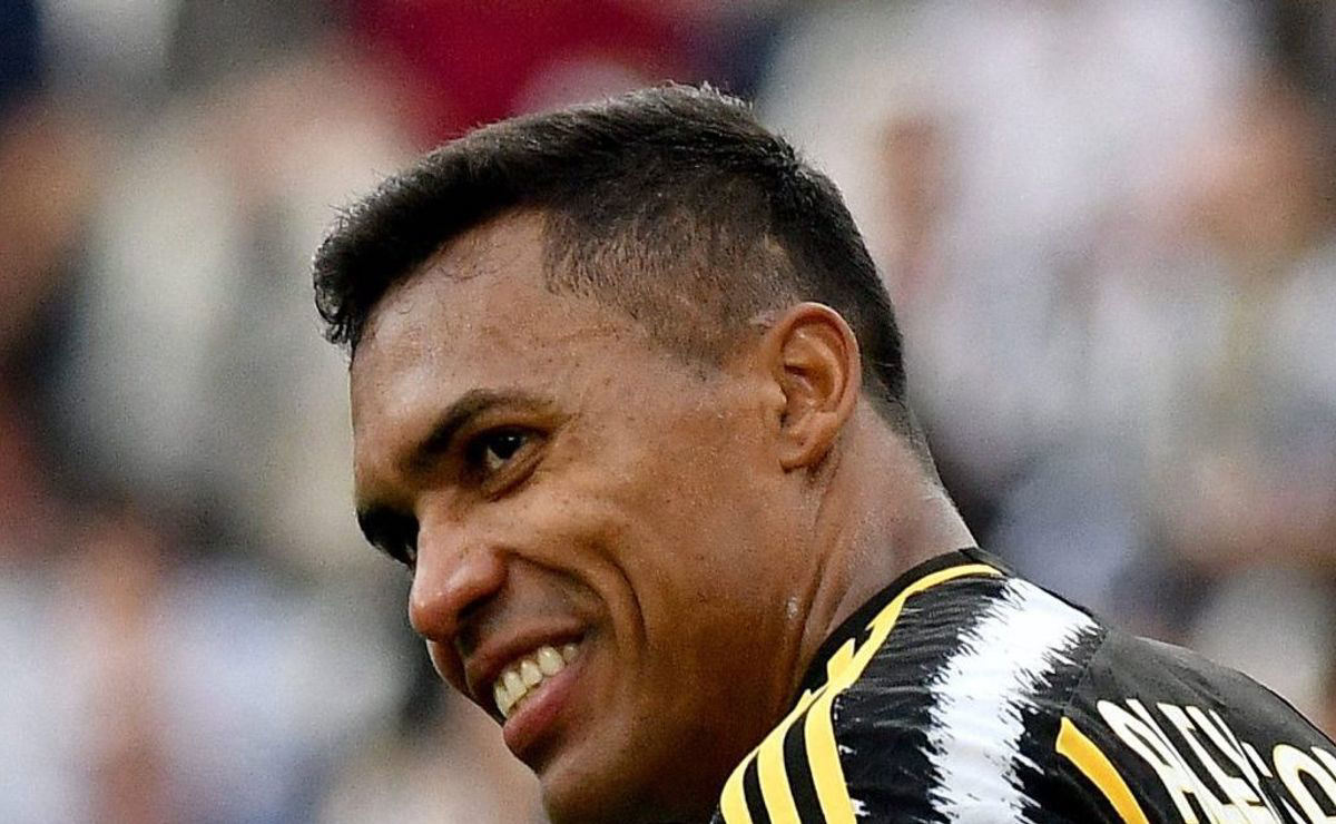 Tite recebe boa notícia e Alex Sandro pode estrear em Flamengo x Vasco Tite recebe boa notícia e Alex Sandro pode estrear em Flamengo x Vasco