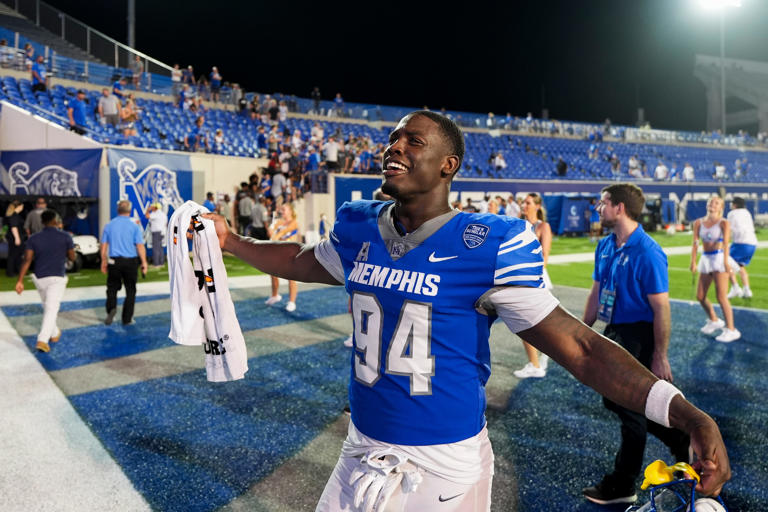 All-AAC DE William Whitlow Jr. withdraws from transfer portal, will ...