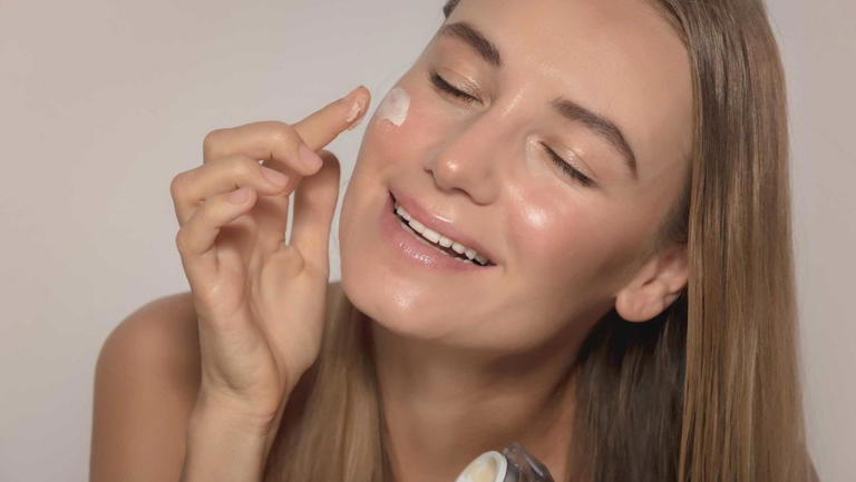 10 Rekomendasi Skincare Terbaik untuk Usia 40 Tahun Ke Atas