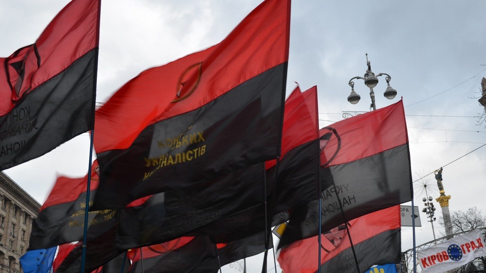 Banderowskie flagi w Warszawie, będą deportacje. Głos z MSWiA