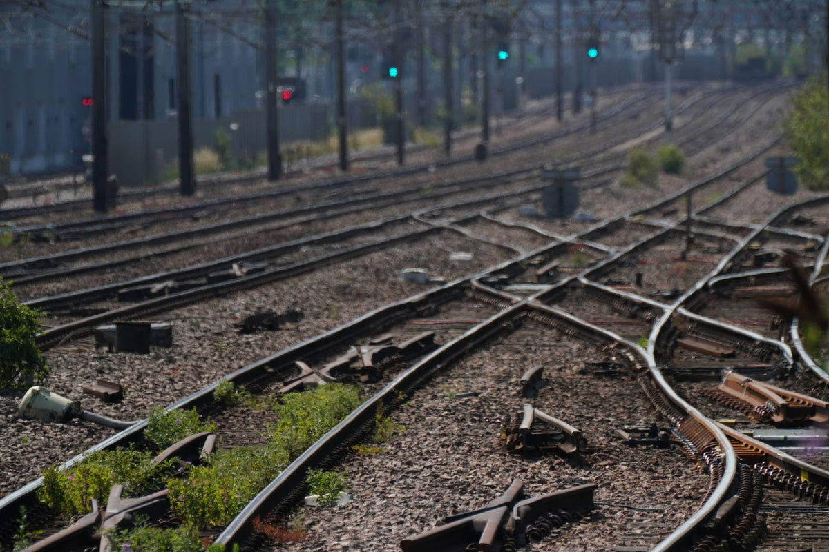 Government launches ‘shadow’ body to overhaul Britain’s railways Government launches ‘shadow’ body to overhaul Britain’s railways