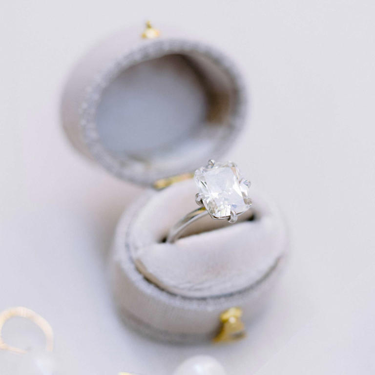 What is the average carat size for a diamond engagement ring?