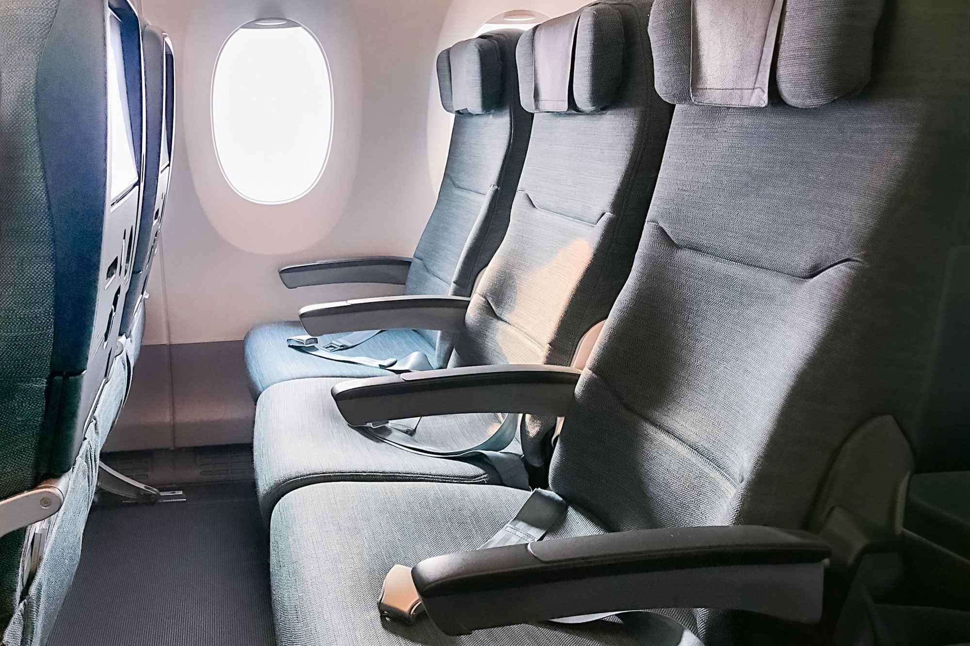 Here’s Who Should Get the Middle-Seat Armrests on Planes