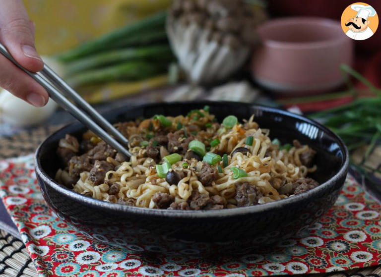 How to cook instant noodles? Quick recipe with beef and mushrooms!
