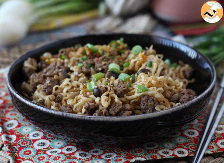 How to cook instant noodles? Quick recipe with beef and mushrooms!