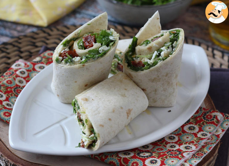 Wrap mediterrâneo recheado com homus, rúcula, pimentão e feta