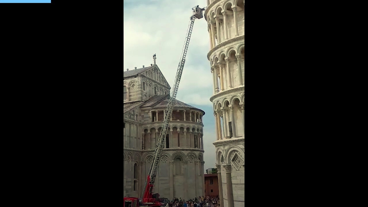 Malore sulla Torre di Pisa, salvato un turista Malore sulla Torre di Pisa, salvato un turista