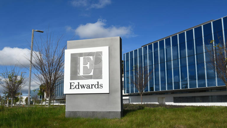 FDA approves Edwards’ TAVR system for asymptomatic aortic stenosis patients