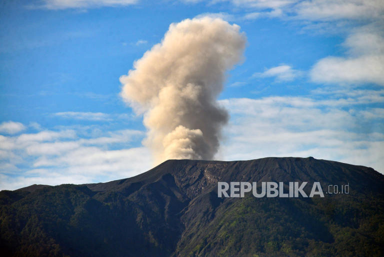 PVMBG: Erupsi Gunung Marapi Lontarkan Abu Vulkanik Setinggi 1 KM