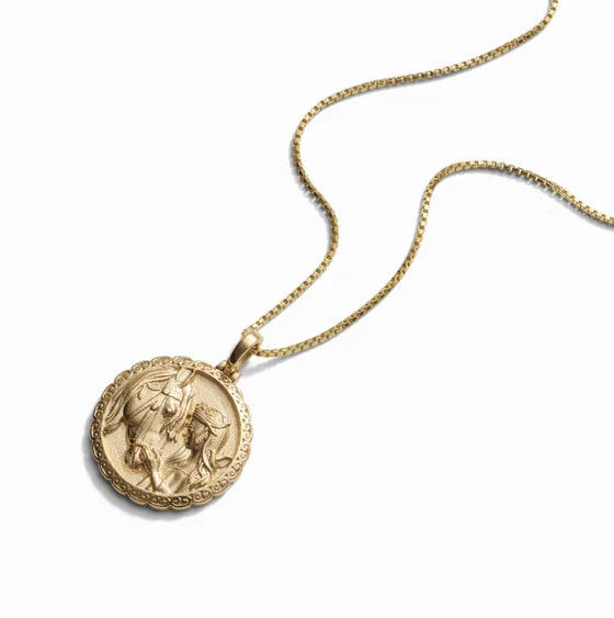 Taylor Swift's awe-inspiring goddess necklace is so pretty it's making ...